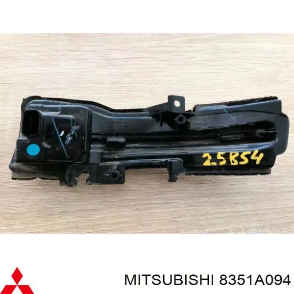 8351A094 Mitsubishi Указатель поворота зеркала правый