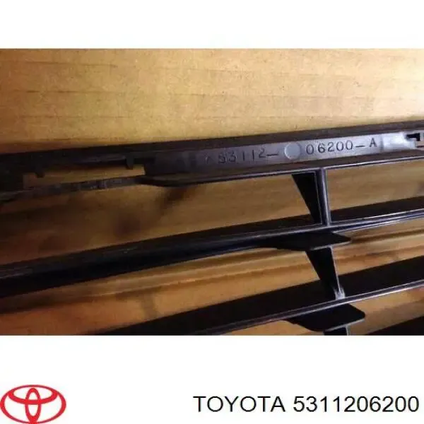 5311206200 Toyota Решетка бампера переднего центральная