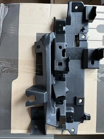 GSH750103 Mazda Кронштейн бампера переднего правый