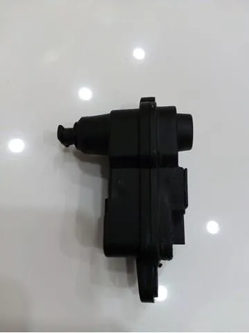 8V4862159B VAG Мотор-привод открытия лючка бака