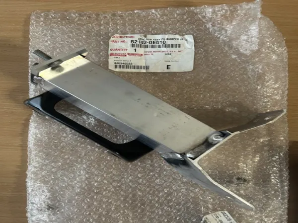 521030E010 Toyota Кронштейн усилителя переднего бампера